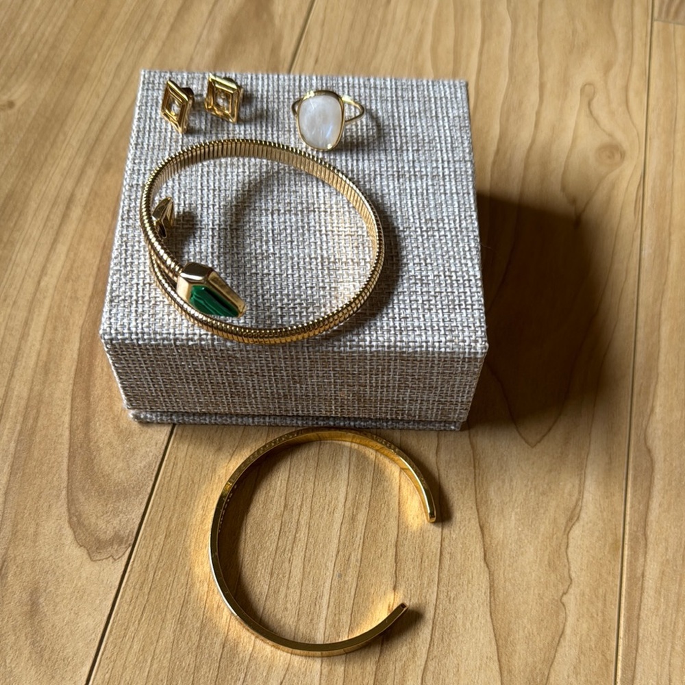 Elegant Gold Jewelry Set - Gem